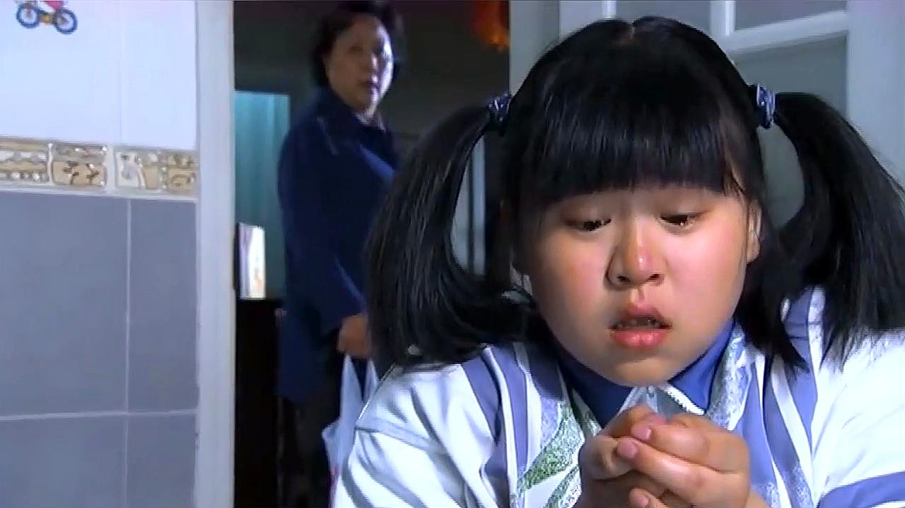 胖女孩来例假洗床单弄伤手,奶奶心疼,以前都是后妈洗的