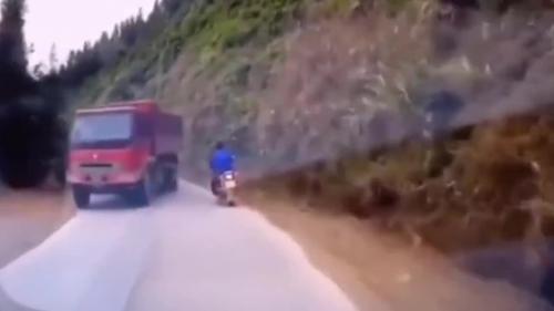 行车记录仪,摩托车潇洒离去,留下两车大眼瞪小眼