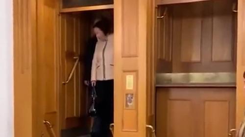 全自动无门无按钮电梯,外国人设计的电梯虽然好,但是下错楼层就尴尬了!