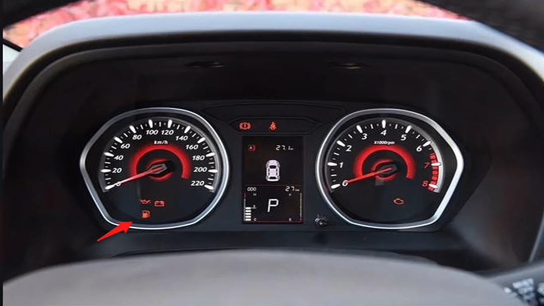 汽车油表灯亮了还能跑多远?老司机:记住这个数字,就不用担心了