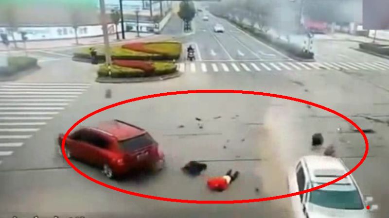 电动车闯红灯,结果被小轿车撞得粉碎,现场太惨了