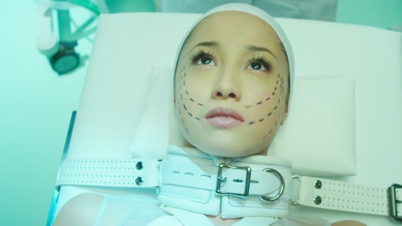 为了成为明星,普通女孩接受全身整容,最后因副作用太大付出代价