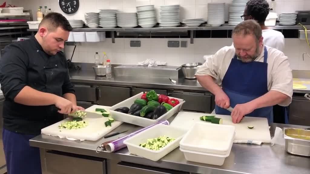 中国厨师用中国菜刀切蔬菜丁,和外国厨师用西餐刀的区别