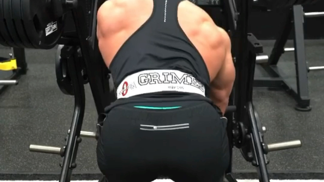 健身房训练计划-男士强壮背部训练(详细计划见评论)