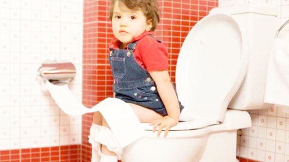 引导孩子上厕所很难?这个时间段最适合训练孩子自己上厕所!