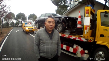奔驰车高速爆胎后撞护栏,车头都快撞没了
