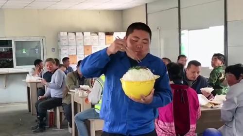 小伙来食堂匆忙忘记带碗,碗小吃不饱用安全帽吃刚刚好,安全帽的用处...