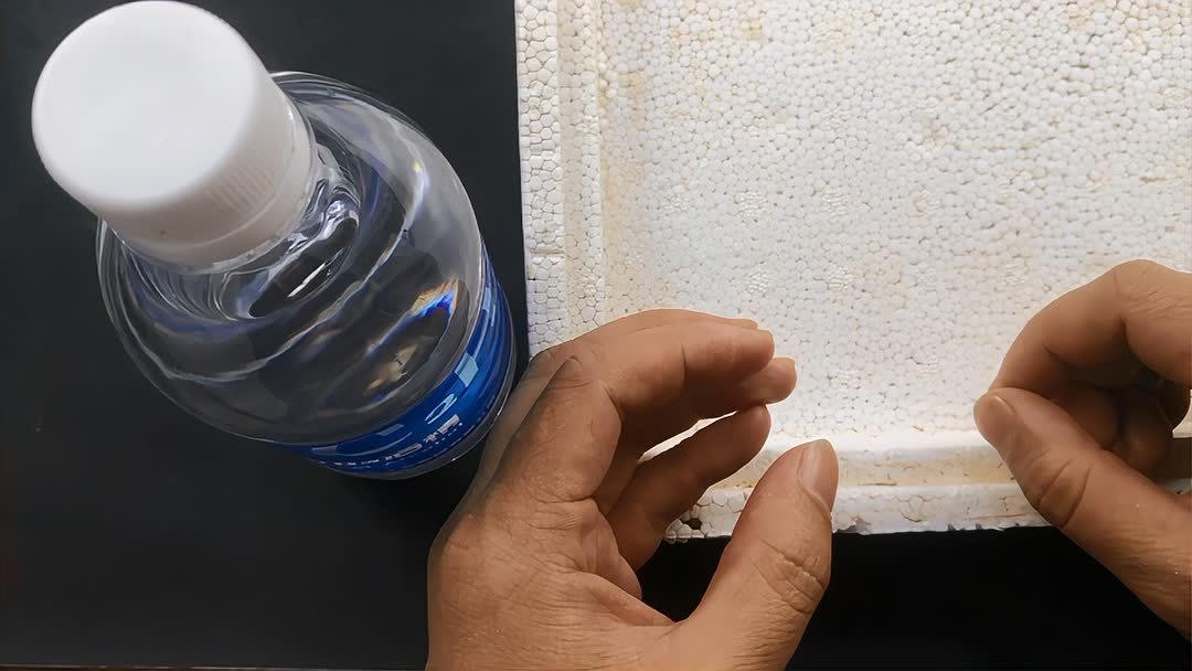 老外作死实验泡沫遇到酒精剧烈反应融化中国小伙也想试一下结果?