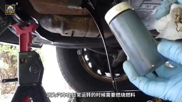 汽车排气管有黑油泥