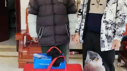 ...“老父亲”的好朋友,在春节前开展爱心公益活动,大家都叫他红火哥。