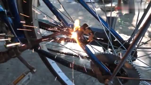 国外牛人用8个电动机,把自行车改成了电动车,速度还挺快