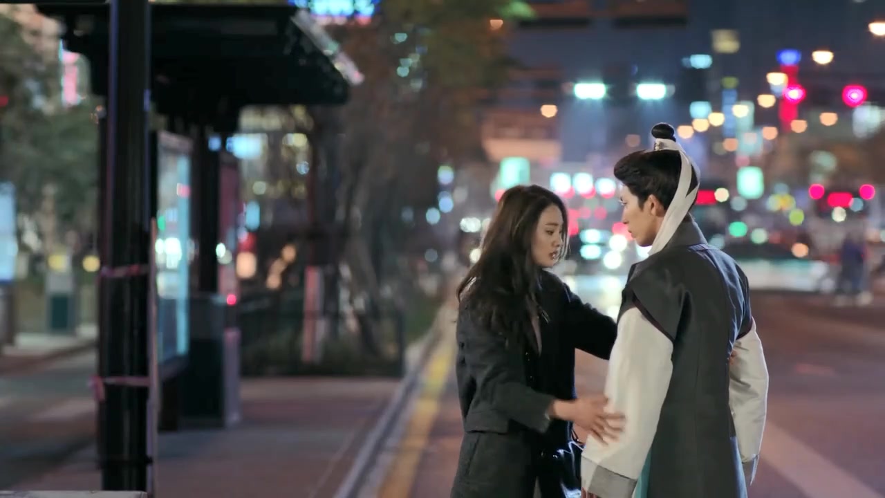 古代男子在被人追杀的过程中竟然穿越到了现代,还被一个女孩救了