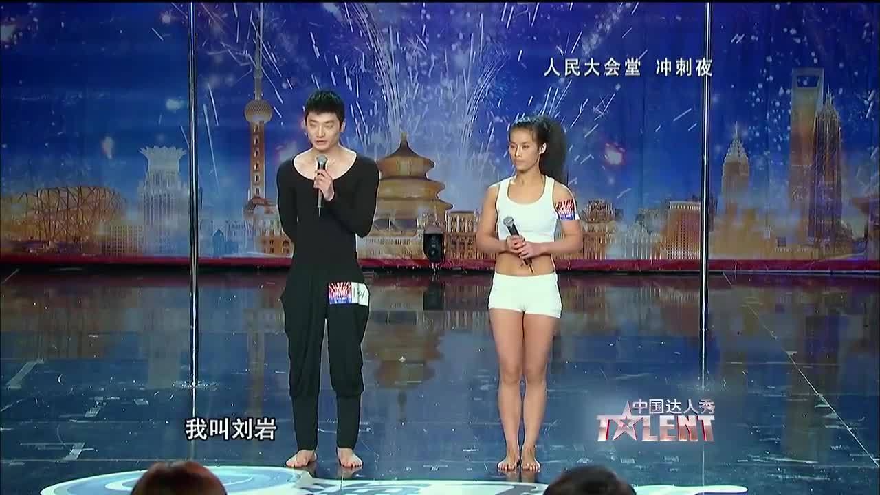 双人展示钢管舞,舞台唯美舞姿,引出"毒舌"高晓松