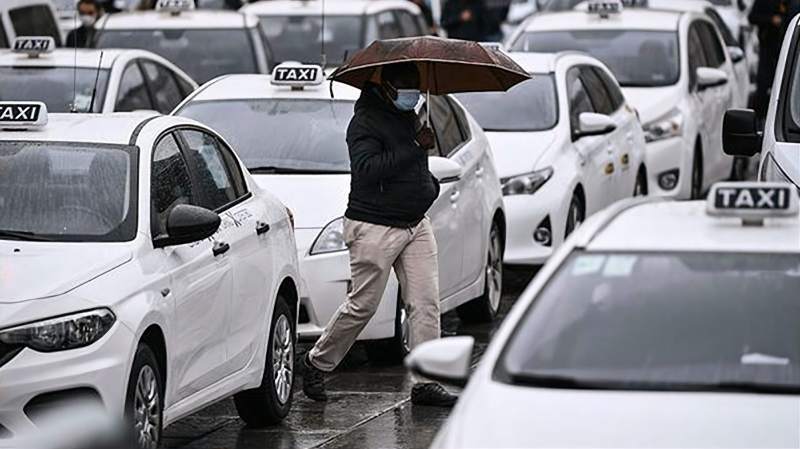 出租车正常行驶,乘客突然开门跳车自杀,司机吓傻:我要负责吗?