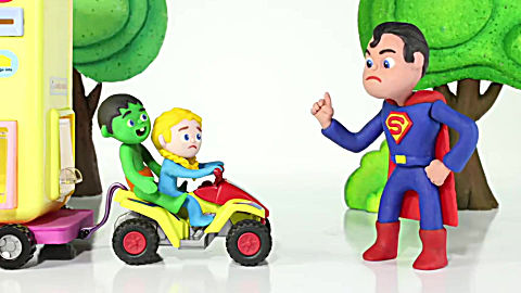 可爱橡皮泥人们一起在贩卖机前吃零食,贩卖机好多东西想带走!超