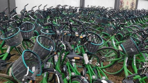 千辆共享电单车堆路边,电池车座被卸走