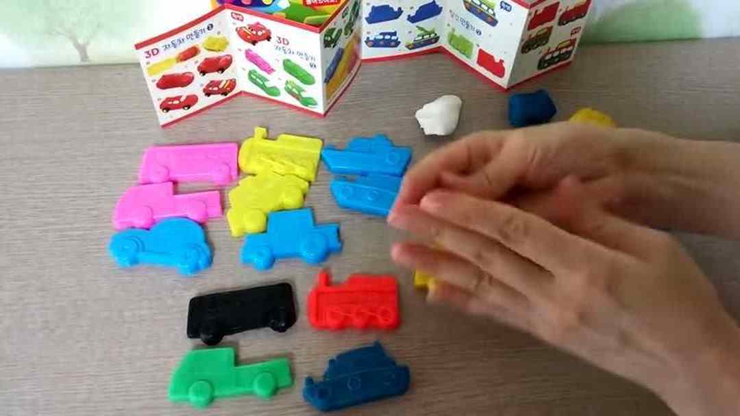 芭比娃娃用橡皮泥制作出了小车的模型
