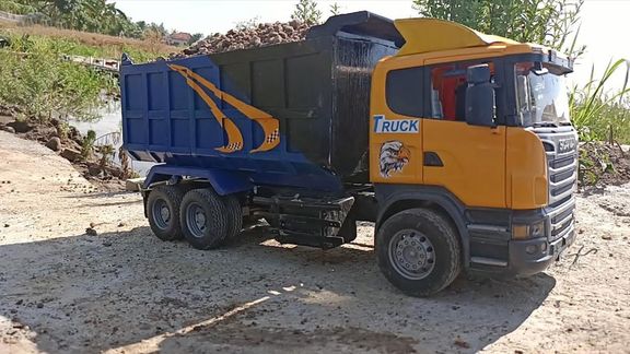 彩色大卡车模型玩具出发运输材料