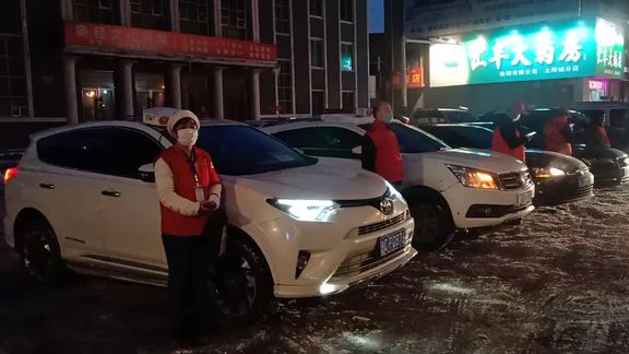 3.5雷锋日团县委志愿者车队宣传告诫梨民用雷锋精神抗战疫情