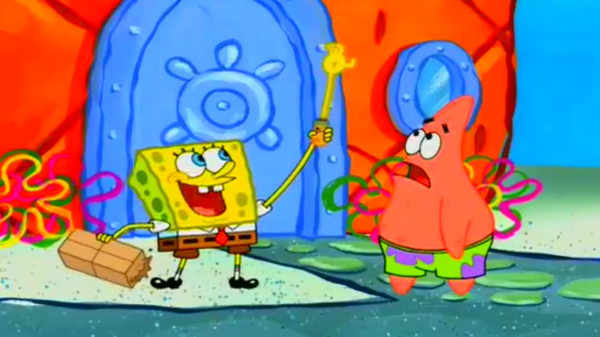 海绵宝宝的痒痒挠到了,很是兴奋,拿着痒痒挠去找珊迪,去显摆!