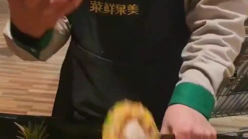 水果摊的老板切凤梨,用刀去皮的速度非常快,这手艺让人大开眼界