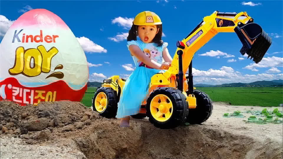 使用挖掘机叉车玩具深挖奇趣蛋,这吃力的操作太可爱了