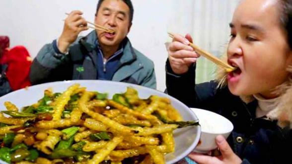 苗大姐山上摘果子,晚上炒松虫,吃起来是真的很香