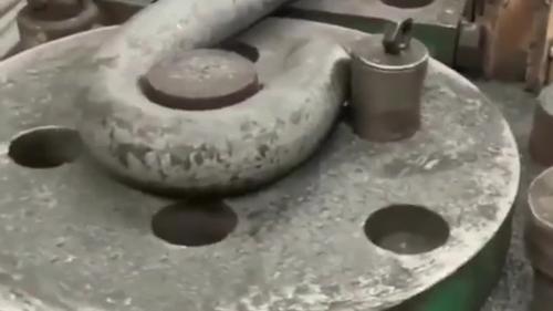 近距离观察大型钢管折弯过程