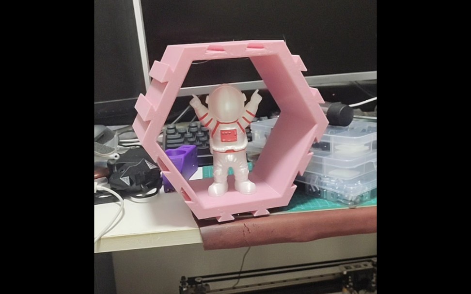 还不错,一个自己建模的模型展示柜,一个干果器拿来给受潮耗材除除湿...