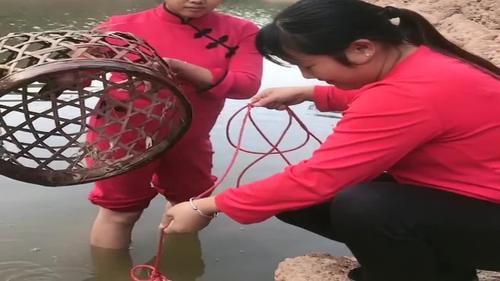 水库一夜之间死了许多鱼,美女来到洞口前,打算一探究竟!