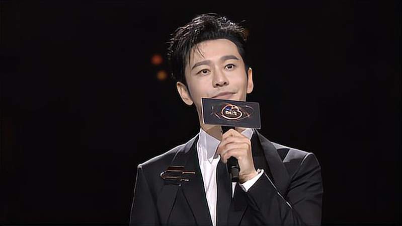 微博之夜名场面:黄晓明演讲杨颖为其鼓掌,唐嫣直播缺席仙剑同框