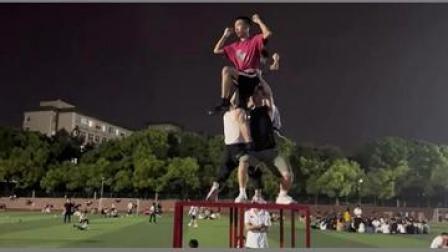 太酷了!封校大学生操场“无实物”练习舞狮 #疫情偷不走的时光