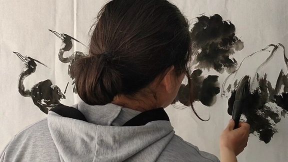 积墨法画苍鹭荷花,真正传承中国画的笔墨功夫,看一遍受益匪浅