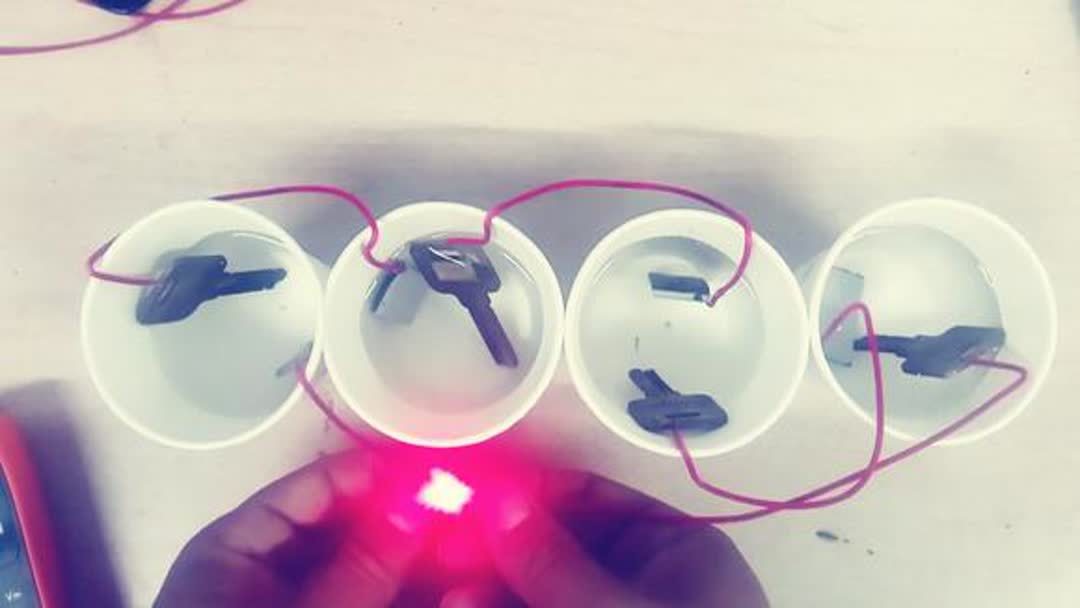 盐水动力电池,用家里开门的钥匙当电极使用
