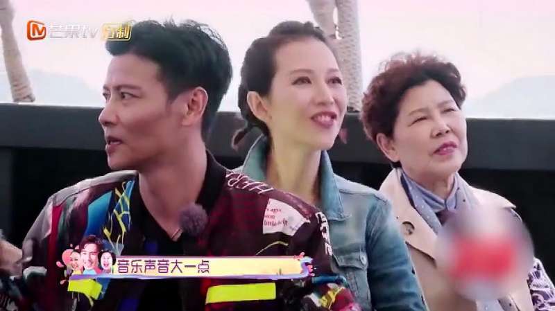 张伦硕为活跃气氛唱起了歌,钟丽缇兴奋伴舞,还即兴来了段钢管舞