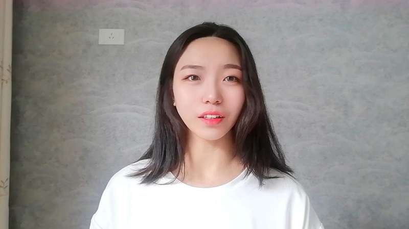 女大学生毕业后,和舍友们拥抱告别,走出校门后,直接退群删微信