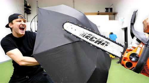 世界上最坚硬的伞有多硬?老外用各类工具测试,刮风下雨都不怕!