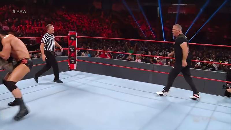 WWE 罗门伦斯遭双人暴打,中途丧钟响起葬爷现身暴揍嚣张者