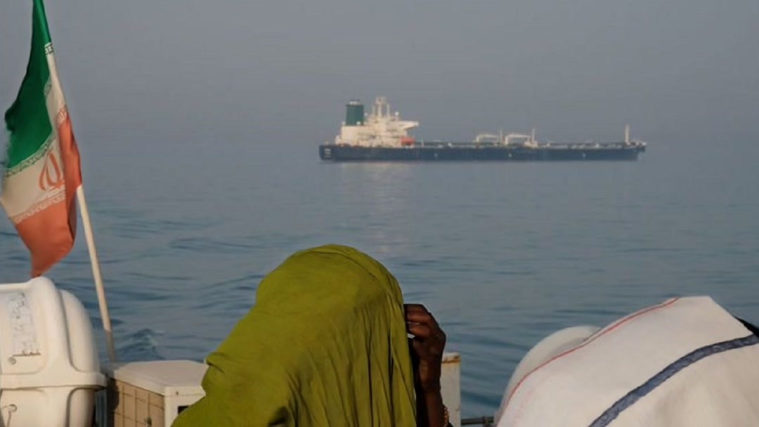 又出大事?外媒称伊朗欲扣押英国油轮,英舰火炮对准伊舰将其逼退