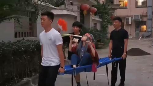 小伙子表演西游记的片段,没想到被拒绝在门外