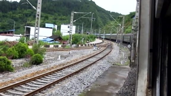 火车旅行:贵州,伸出车窗拍摄老绿皮车过弯镜头