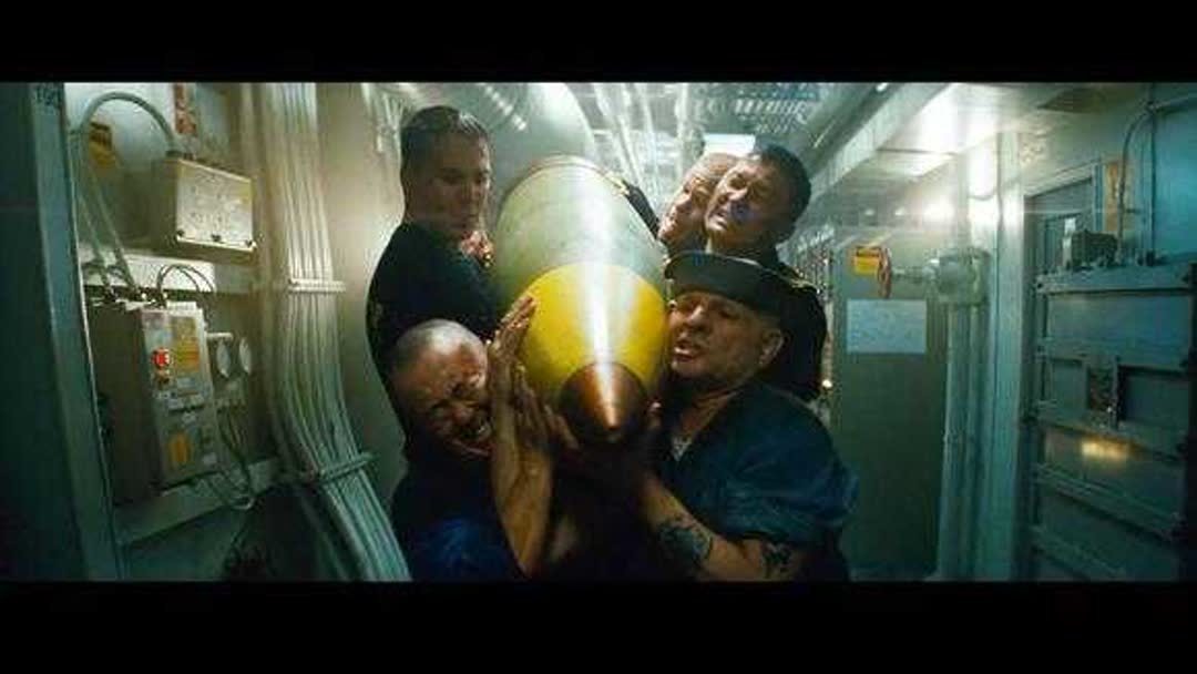 密苏里号战列舰的一发炮弹就需要6个人抬,炮击场面太震撼劲爆了