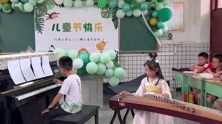 30秒|小学教师利用午休布置教室 为学生制造儿童节惊喜