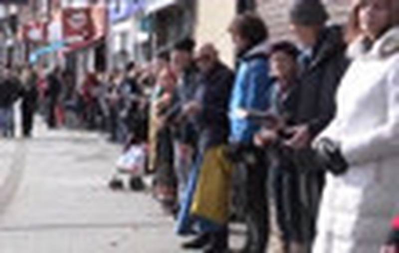 英国书店搬家为何排长队