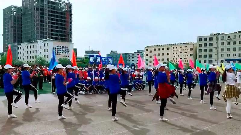 运动会美女老师亲自领舞,跳网红舞蹈《C哩C哩》,跳的太好了