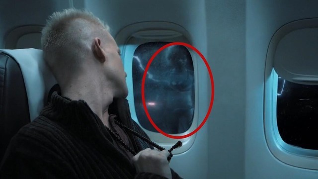 小伙坐飞机遭遇灵异事件,他扭头往窗外一看,直接吓得瘫倒在地!