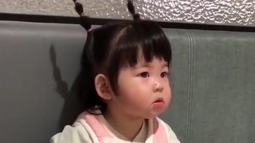 海底捞的服务太热情,在家还很豪横的宝宝,出来就变成这个怂样了