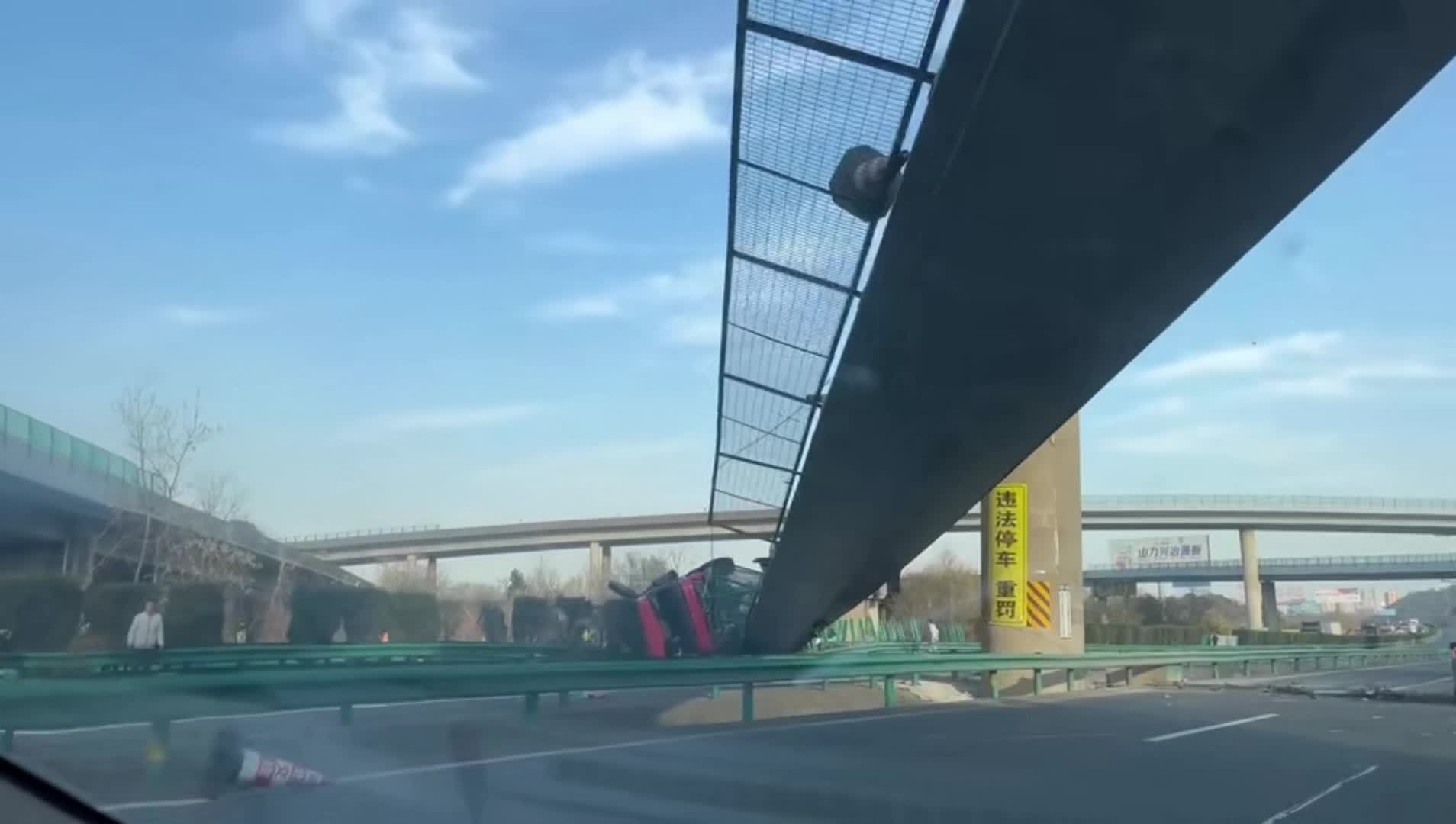 湖北一高速公路桥面侧翻 已致3人死亡4人受伤