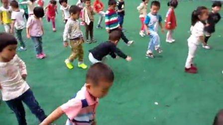 小三班孩子做早操之模仿操