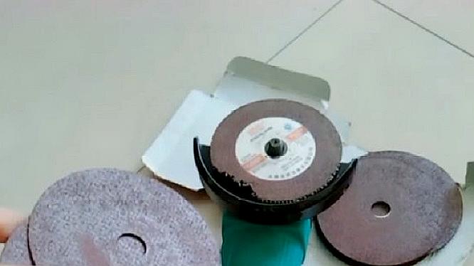 电工师傅教你使用角磨机的正确操作,这么多年我一直用错了!